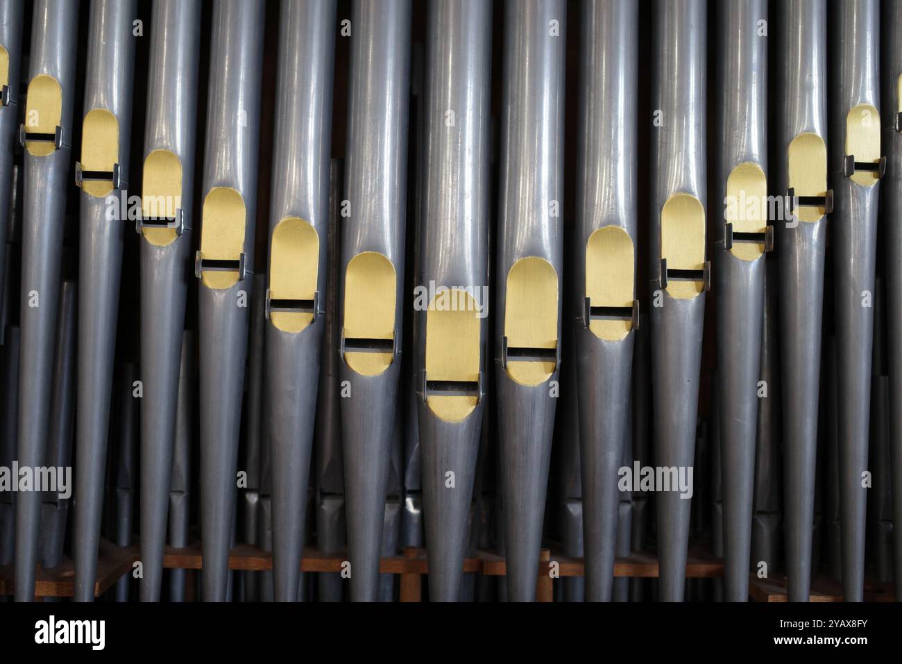 Lined up metal pipes hi-res stock photography and images - Alamy