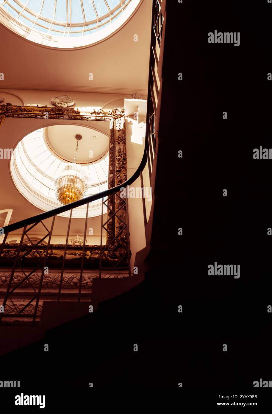 Elegant stairwell atrium in an English country house in Oxfordshire ...