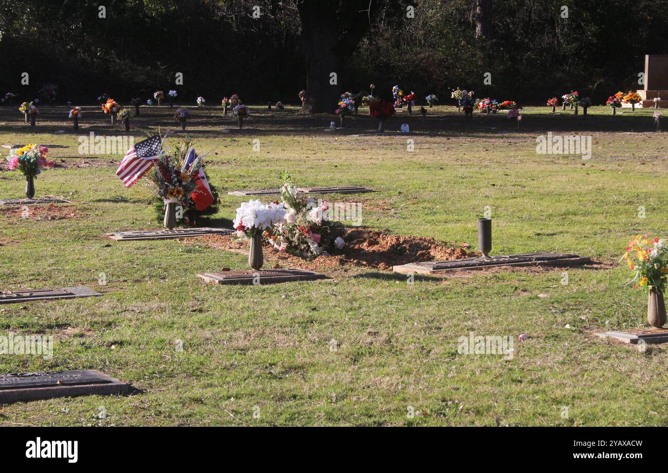 Grave site at Memorial Park Cemetery in Tyler, Texas Stock Photo - Alamy