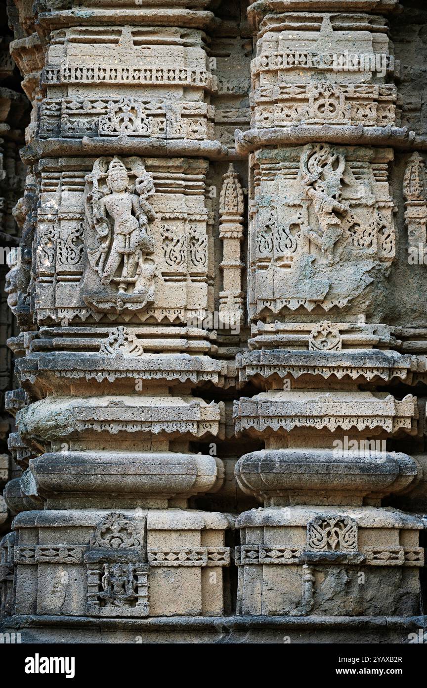 Carved idols on the outer wall of Shri Kapileshwar Mahadev Mandir ...