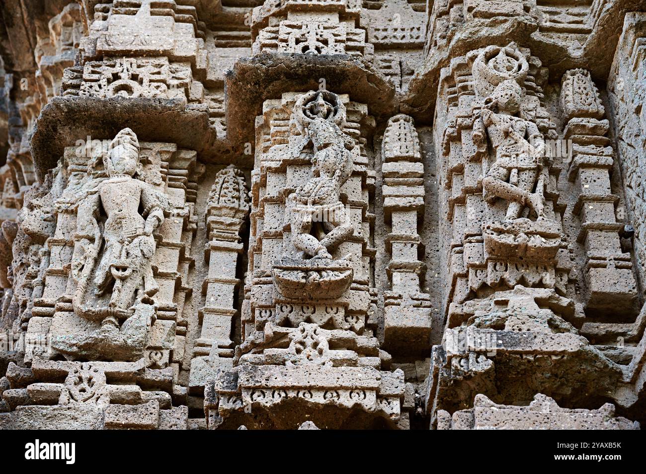 Carved idols on the outer wall of Shri Kapileshwar Mahadev Mandir ...