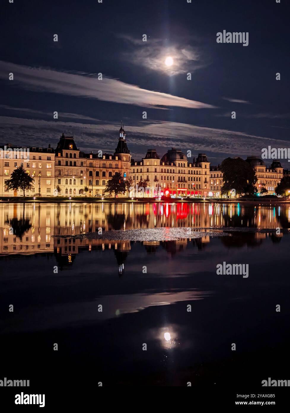 A lake promenade at night in Nørrebro, Copenhagen, Denmark Stock Photo ...