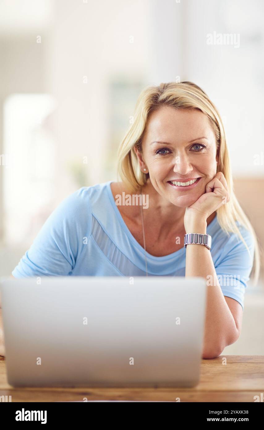 Writer reporter digital editor hi-res stock photography and images - Alamy