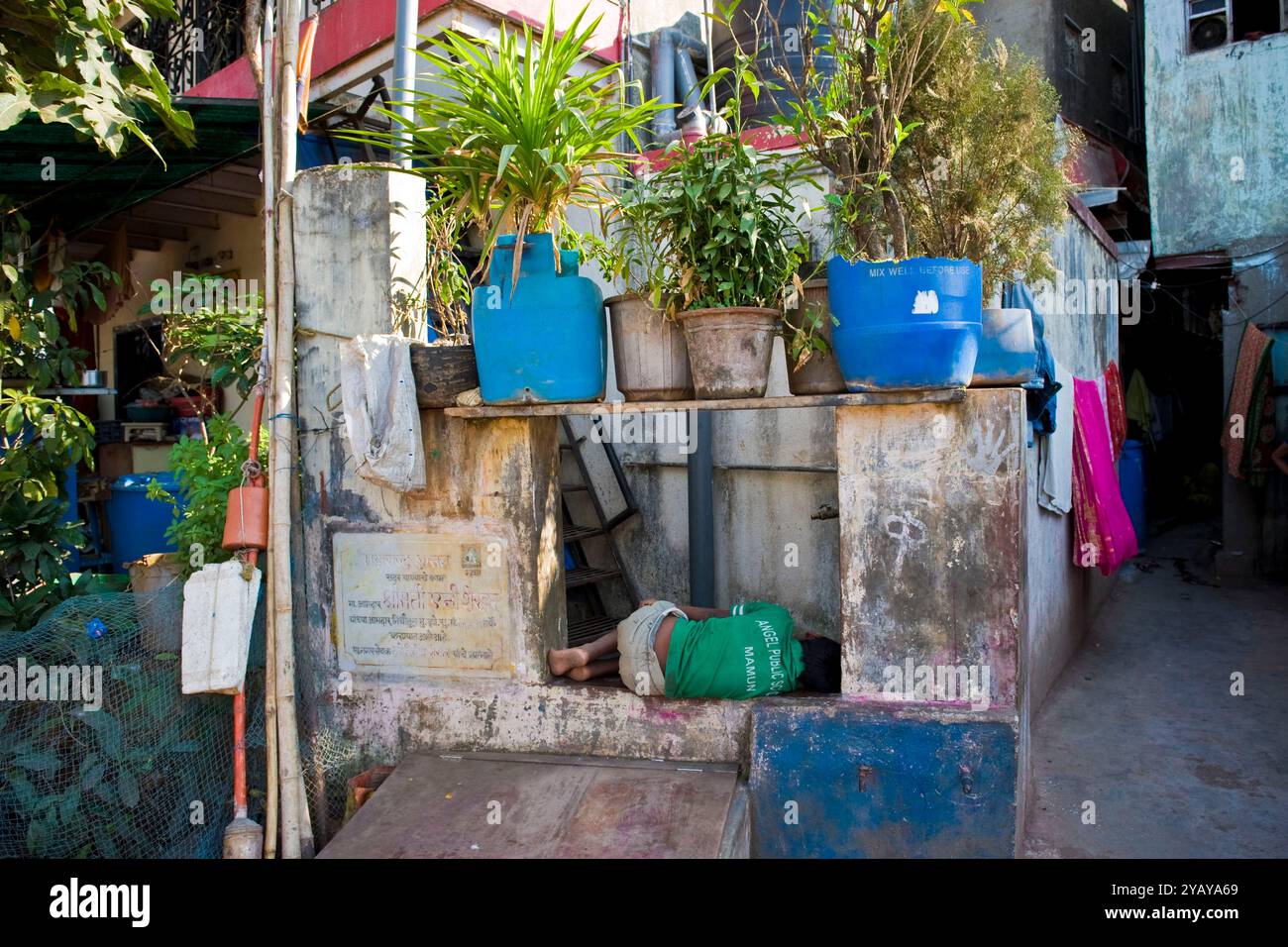 Poor area near Colaba, Mumbai, India Stock Photo - Alamy