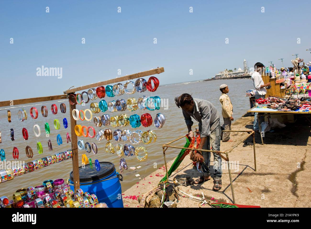 Peddler near Haji Ali Mosque, Mumbai, India Stock Photo - Alamy