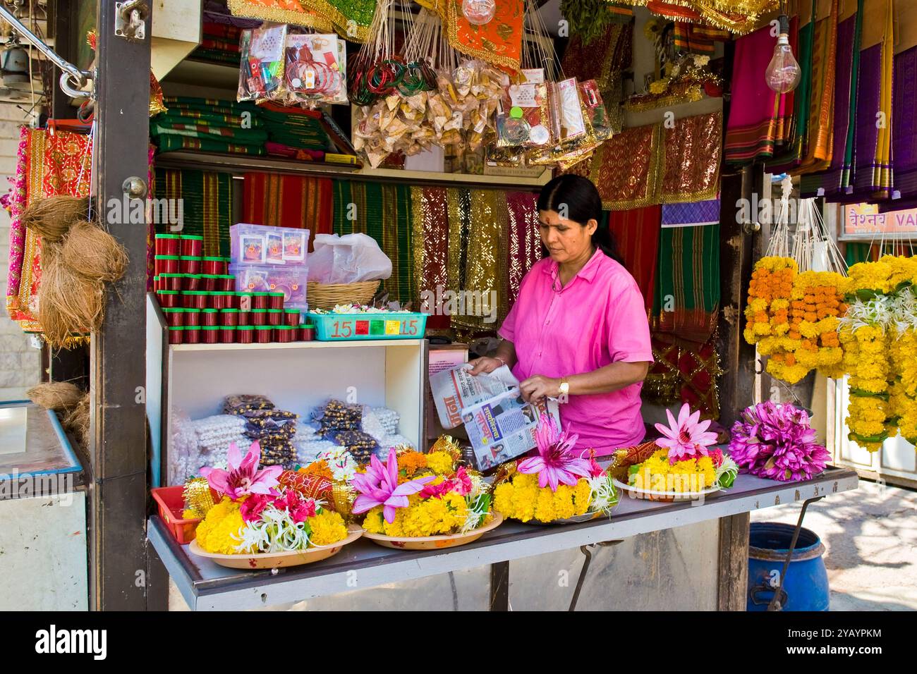 Flowers peddler, Mumbai, India Stock Photo - Alamy