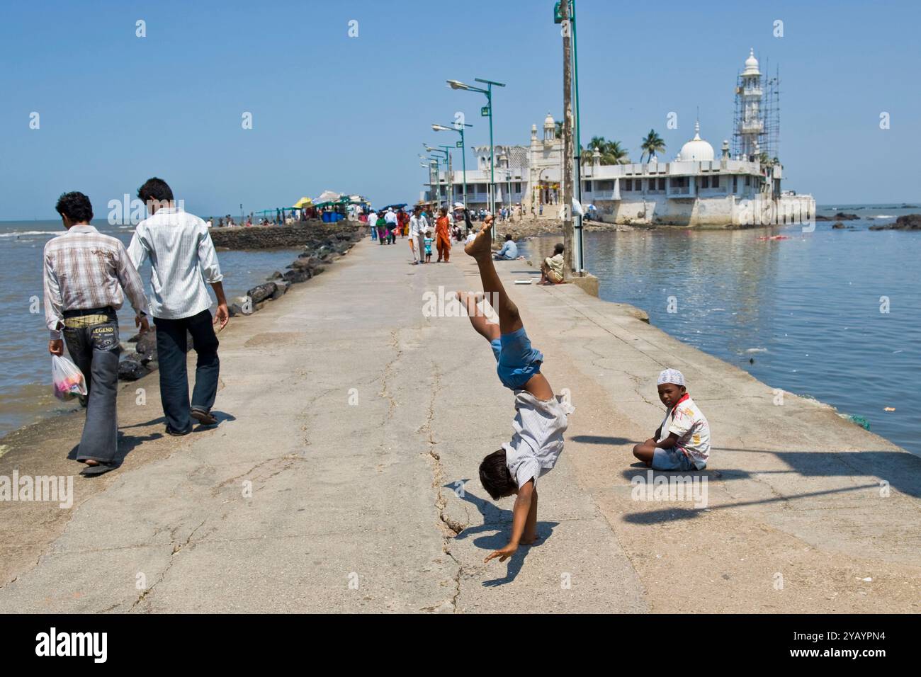 Young street artist, Haji Ali Mosque, Mumbai, India Stock Photo - Alamy