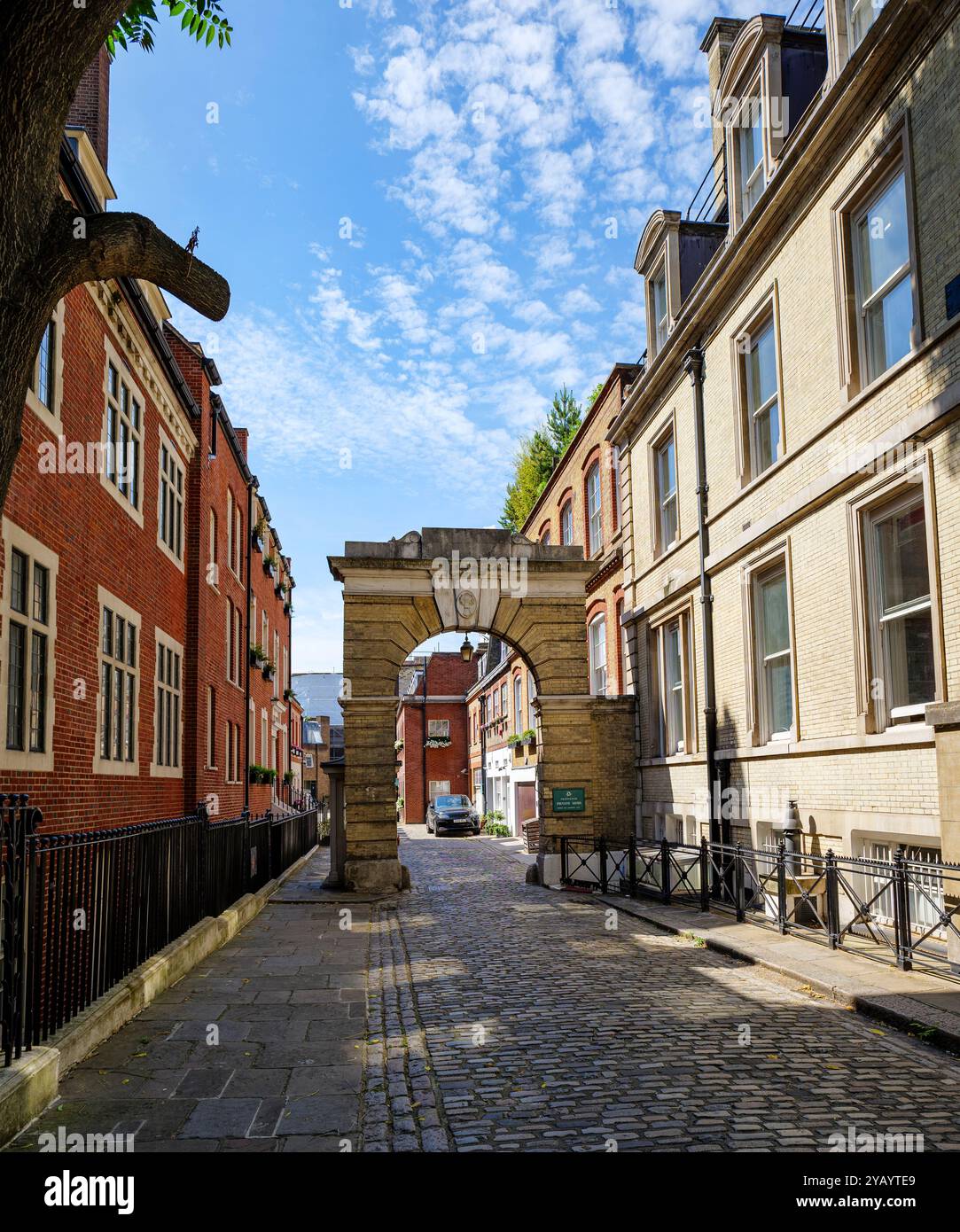 London - 06 15 2022: View of the arch in Grosvenor Gardens Mews N Stock ...