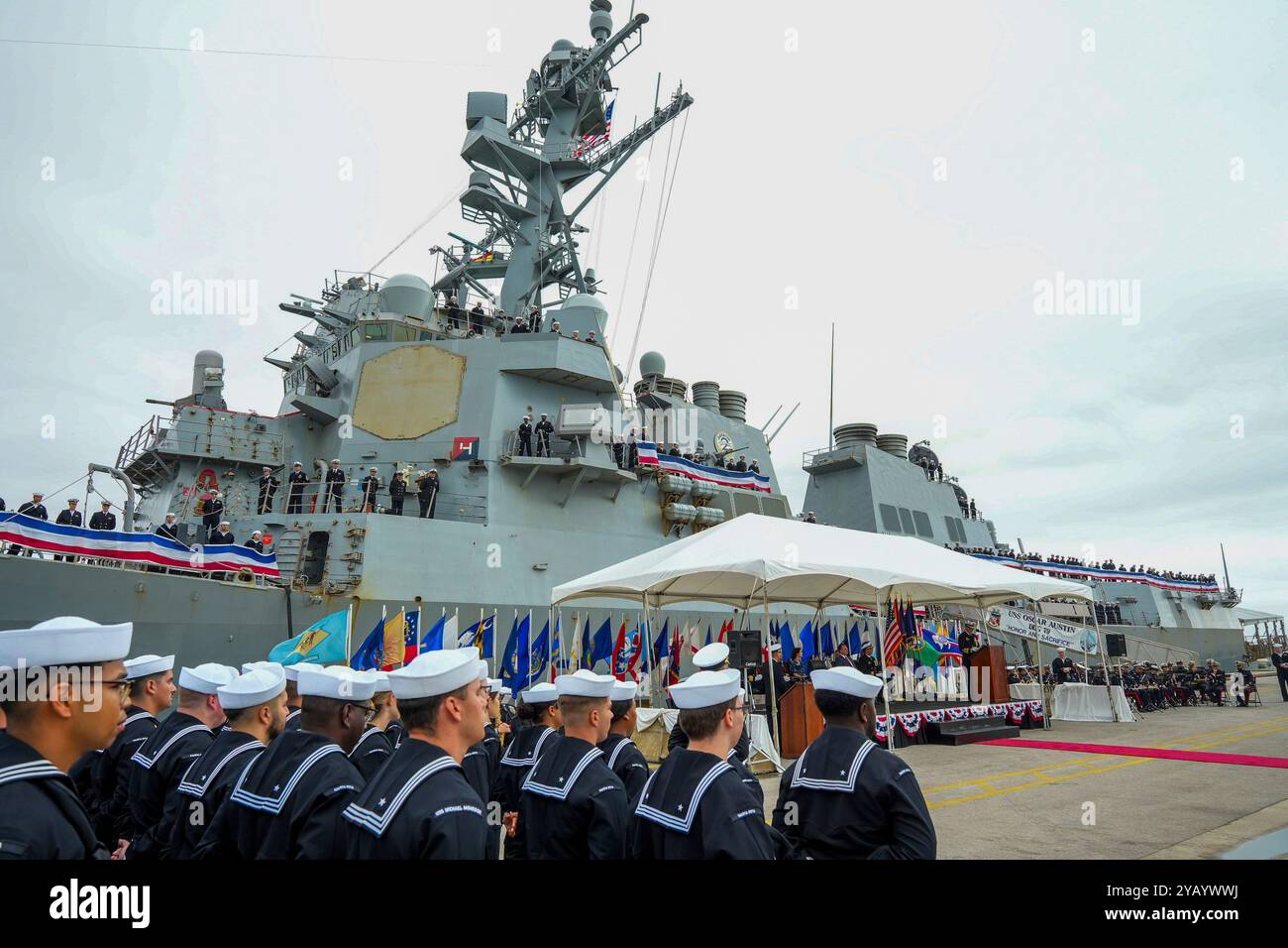 Images of the ceremony of the arrival of the USS Oscar Austin at the ...
