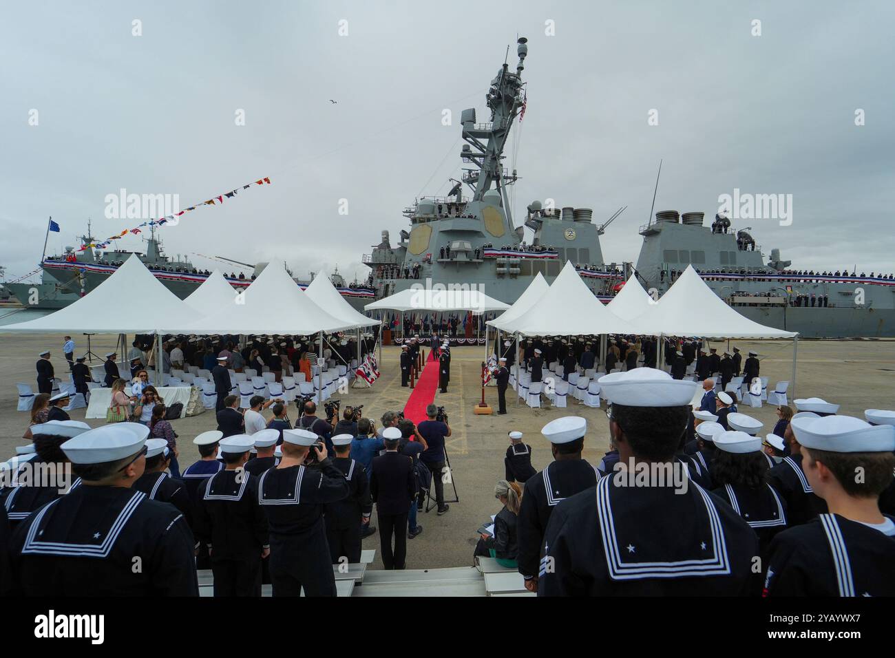 Images of the ceremony of the arrival of the USS Oscar Austin at the ...