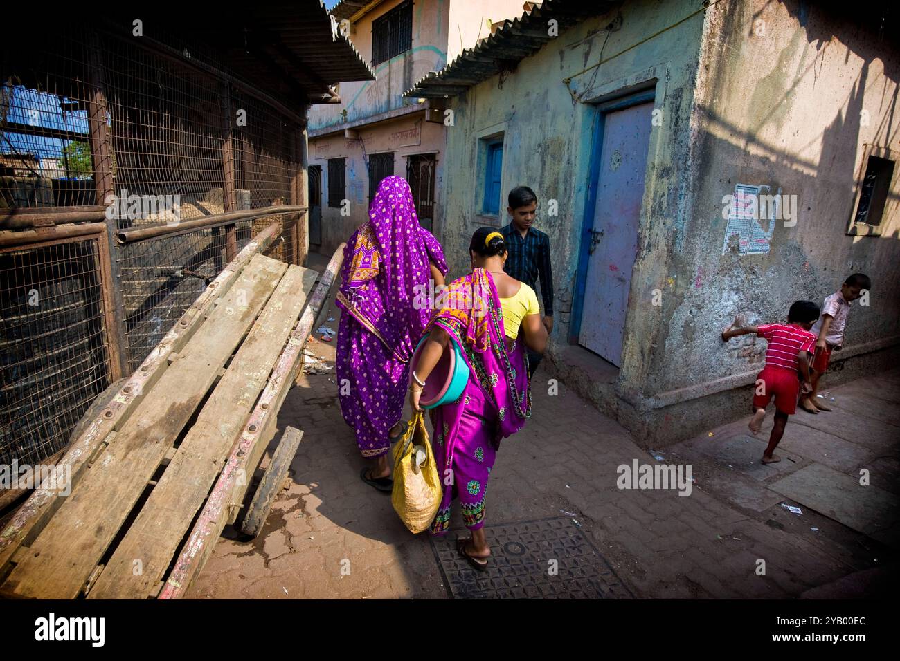 Daily life, Slum near Colaba area, Mumbai, India Stock Photo - Alamy