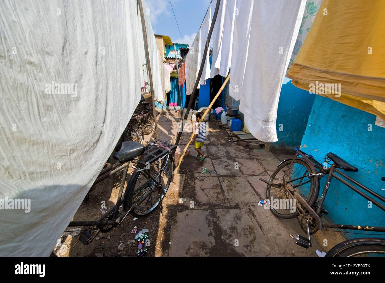 Mumbai slum colaba hi-res stock photography and images - Alamy