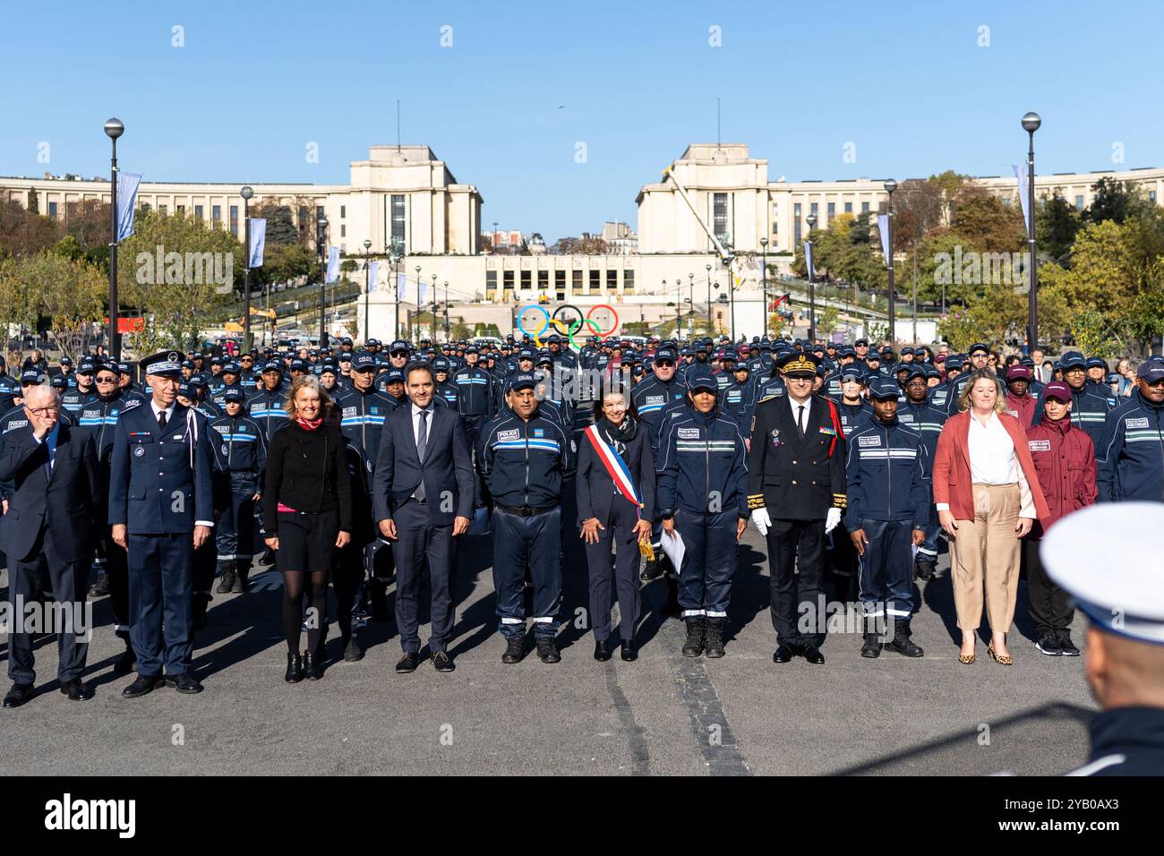 Group photo with many municipal police officers as well as the mayor of ...