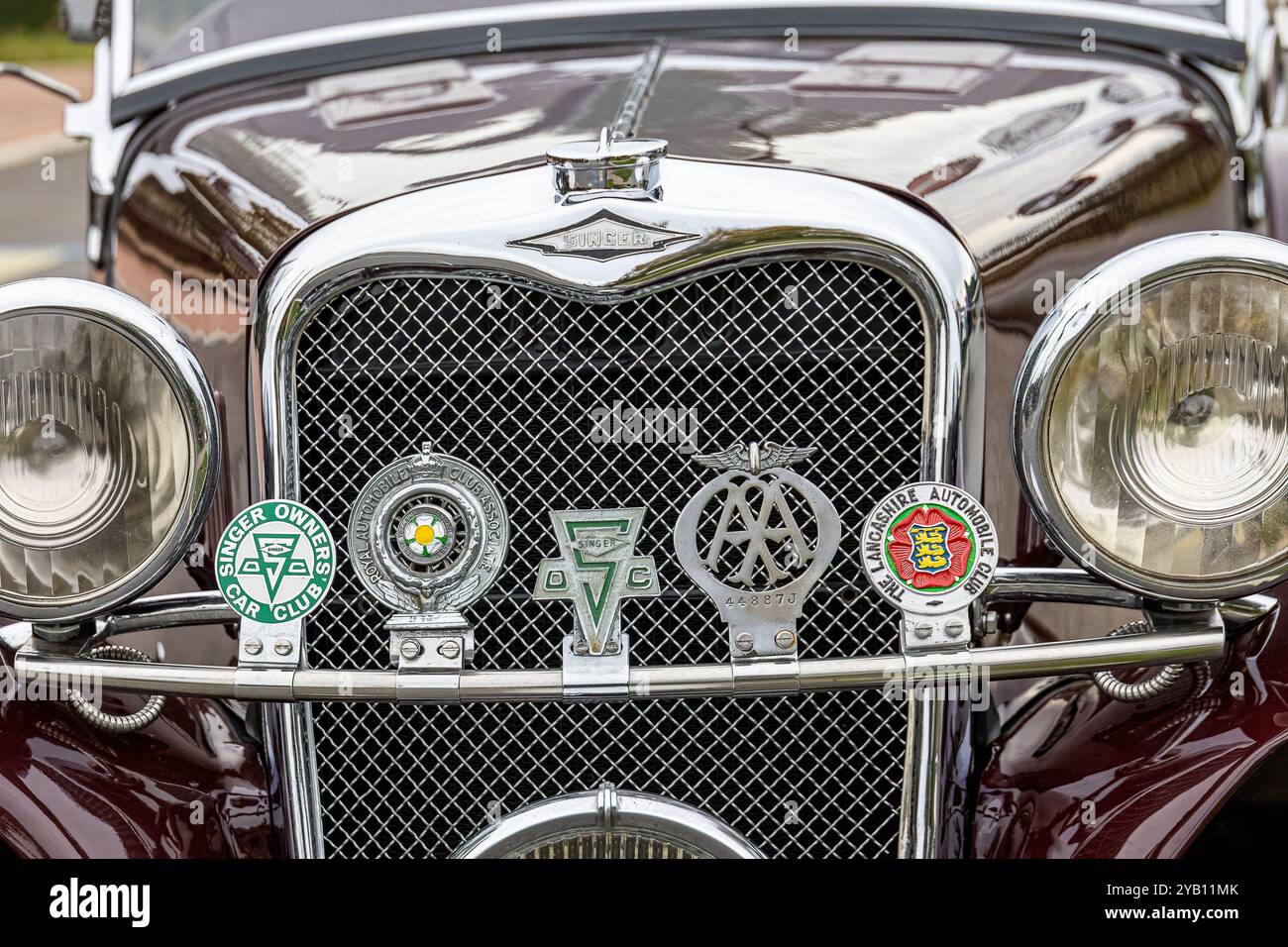 Singer car badge hi-res stock photography and images - Alamy