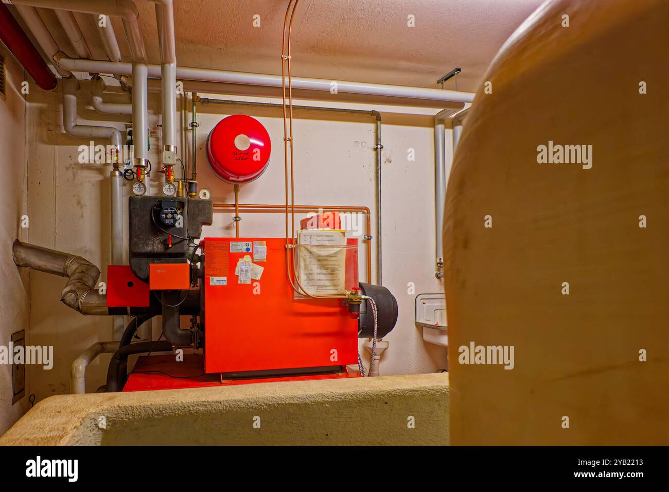 Im Heizungskeller. Die Ölheizung mit dem vollen Öltank . Siegsdorf ...