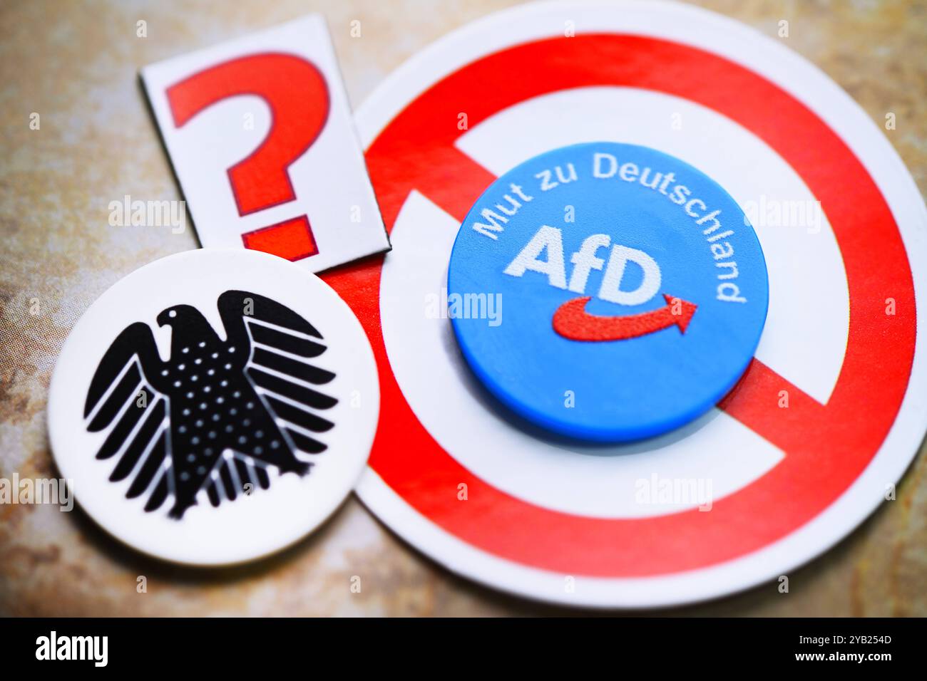 Chips mit AfD-Logo und Bundesadler auf Verbotsschild mit Fragezeichen ...