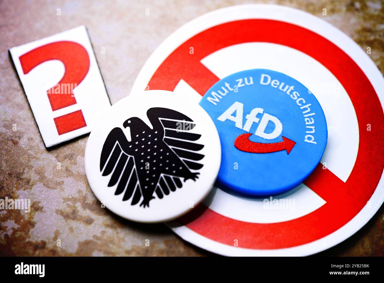 Chips mit AfD-Logo und Bundesadler auf Verbotsschild mit Fragezeichen ...