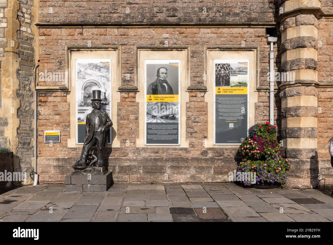 Isambard Kingdom Brunel statue at Bristol Temple Meads Railway Station ...