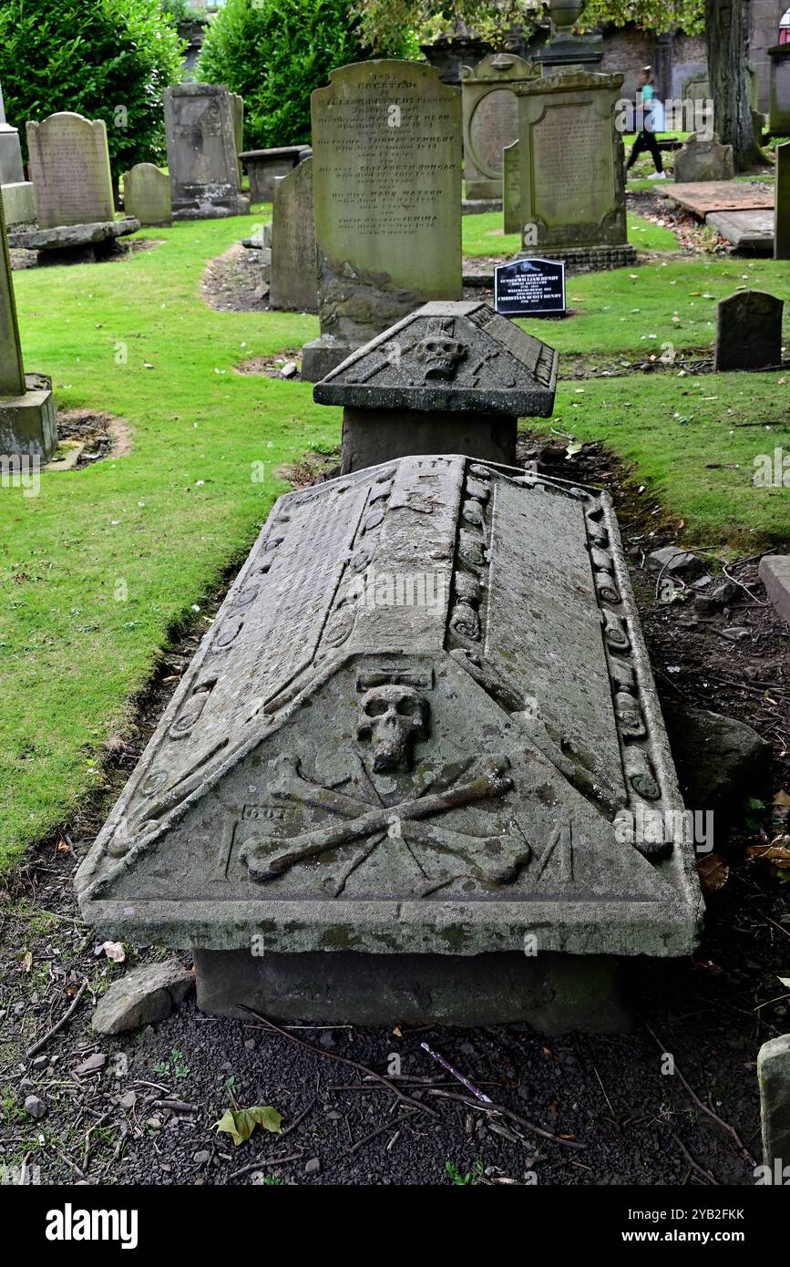 Historical graveyard dundee hi-res stock photography and images - Alamy