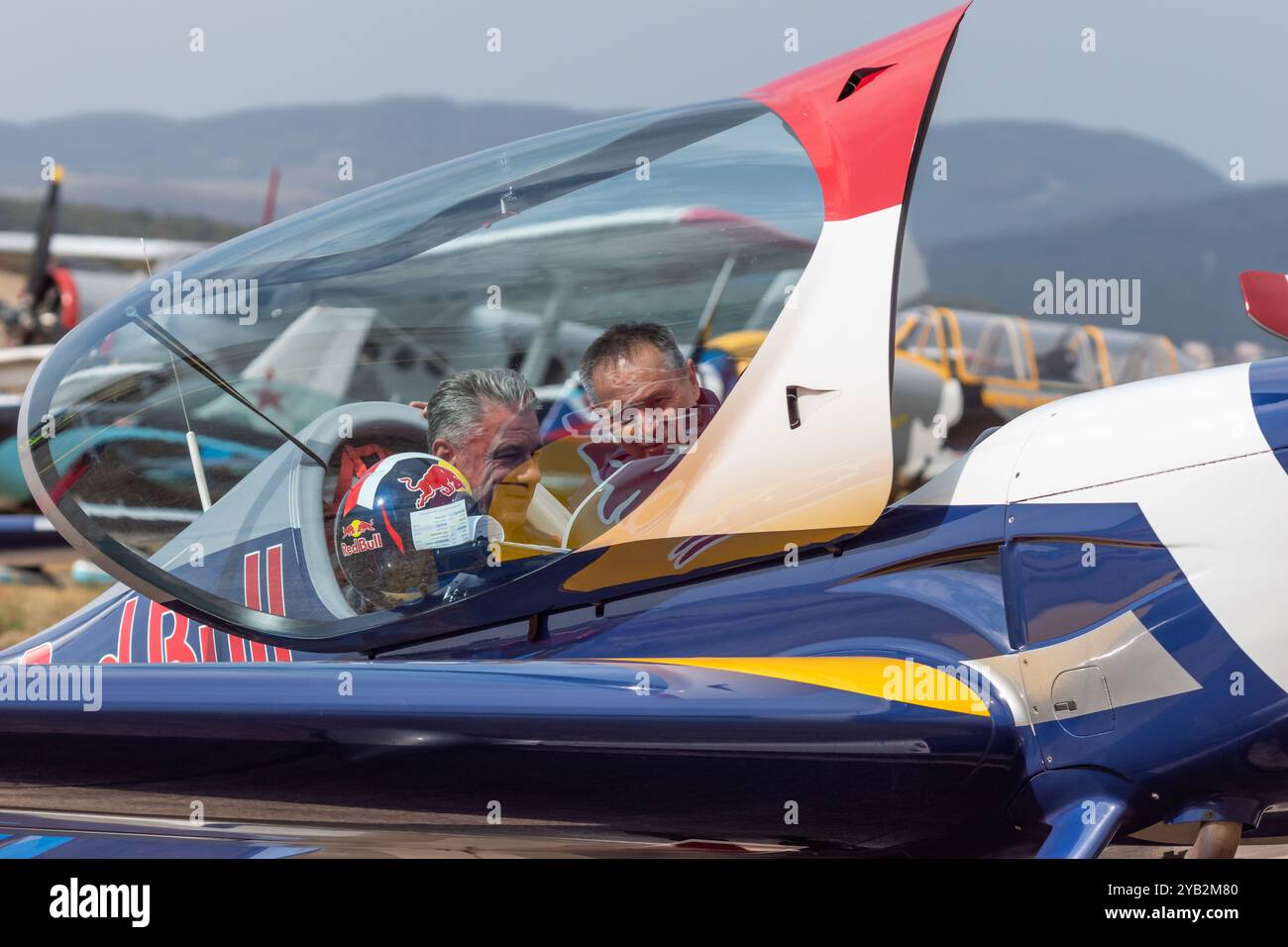 Two acrobatic pilots - Zoltan Veres looks into the aircraft XtremeAir ...