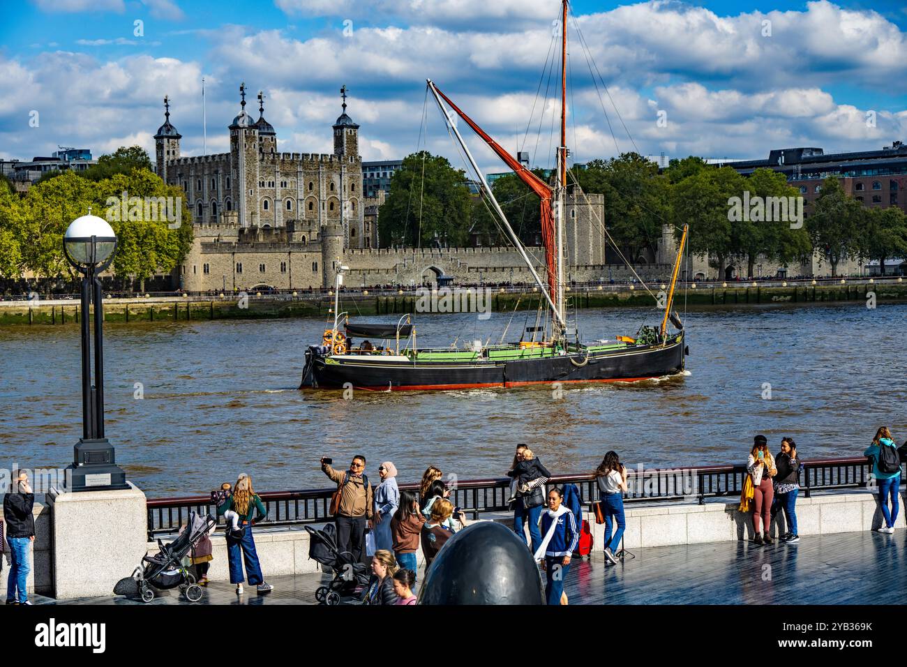 Thames Sailing Barge Will & The tower of London. on R.Thames Stock ...