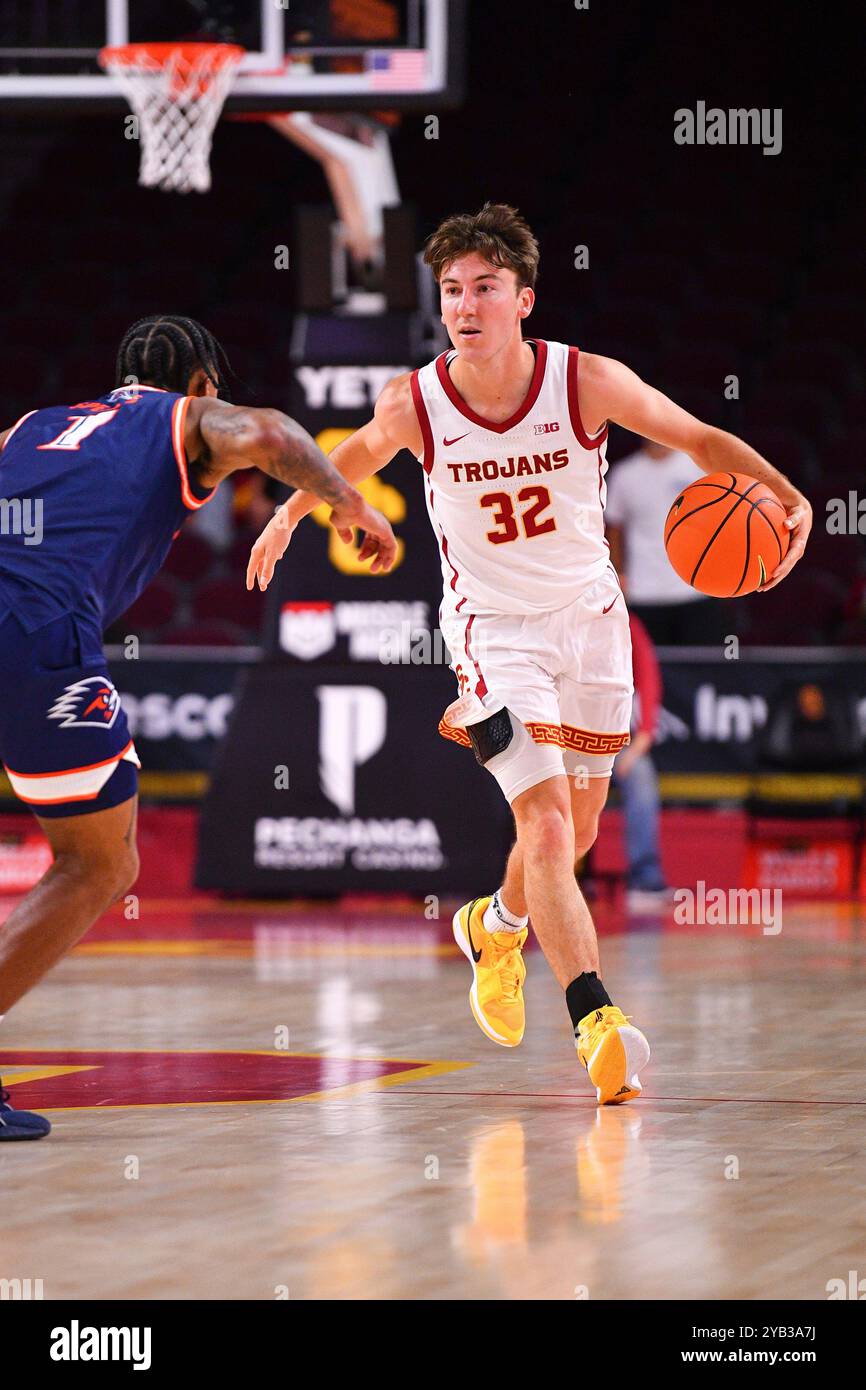 LOS ANGELES, CA - OCTOBER 15: USC Trojans guard Clark Slajchert (32 ...