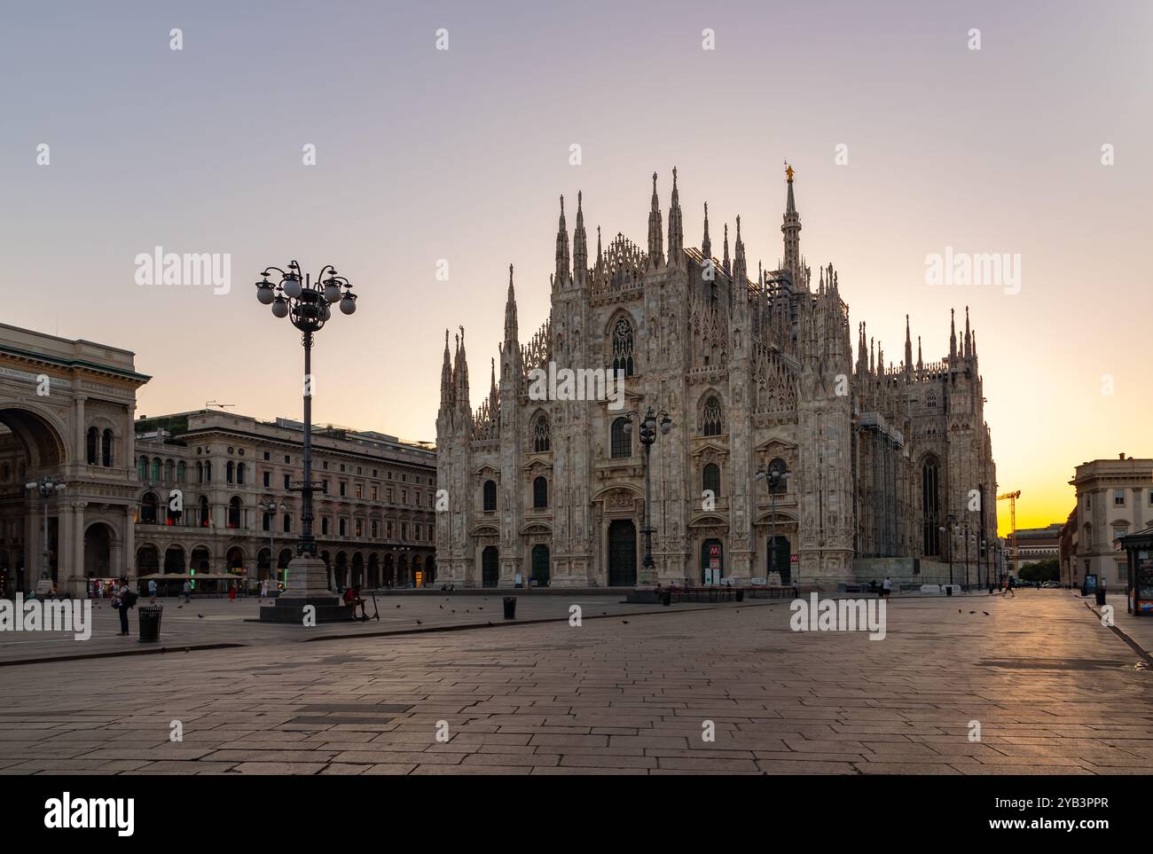 Duomo square milano hi-res stock photography and images - Alamy
