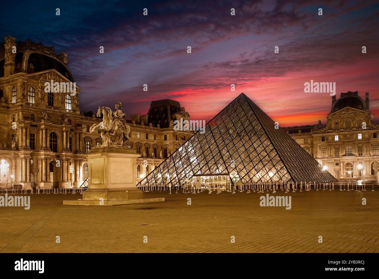 Piramide parigi hi-res stock photography and images - Alamy