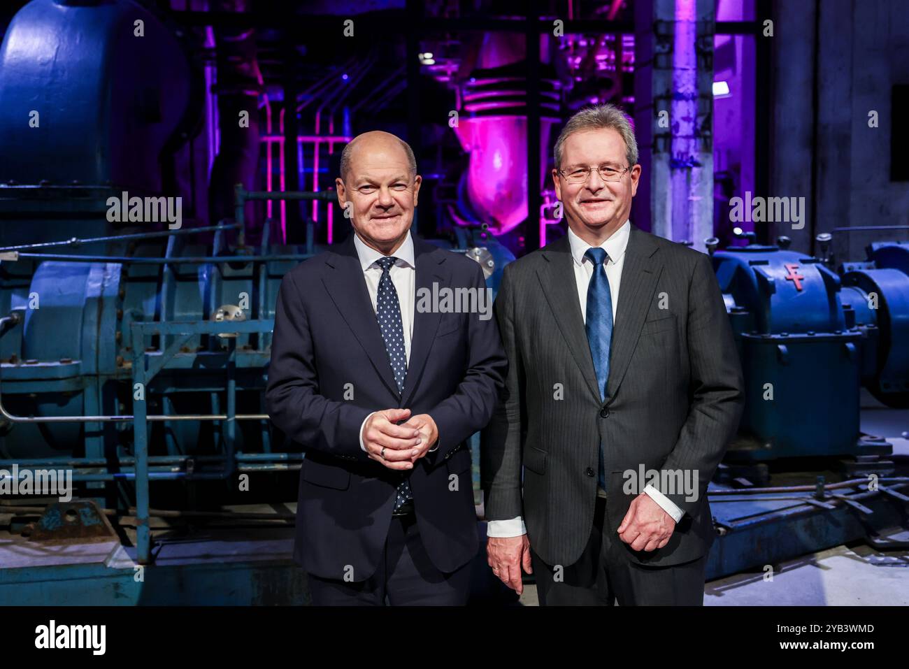 Essen, Germany. 16th Oct, 2024. Federal Chancellor Olaf Scholz (SPD, l ...