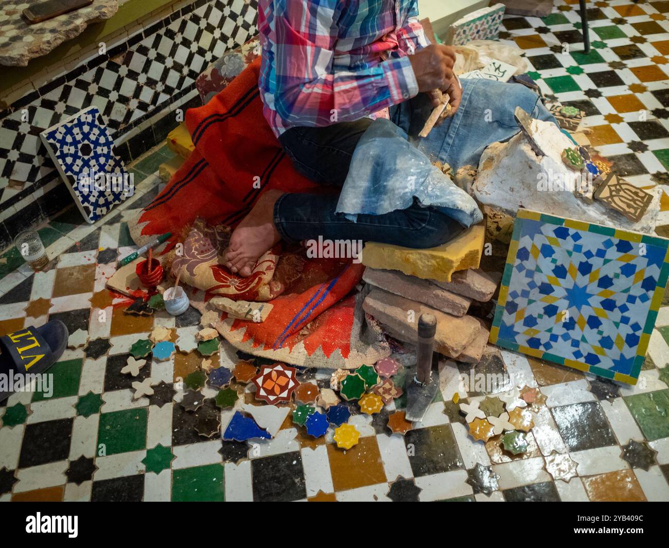 Craftsman making zellij Stock Photo - Alamy