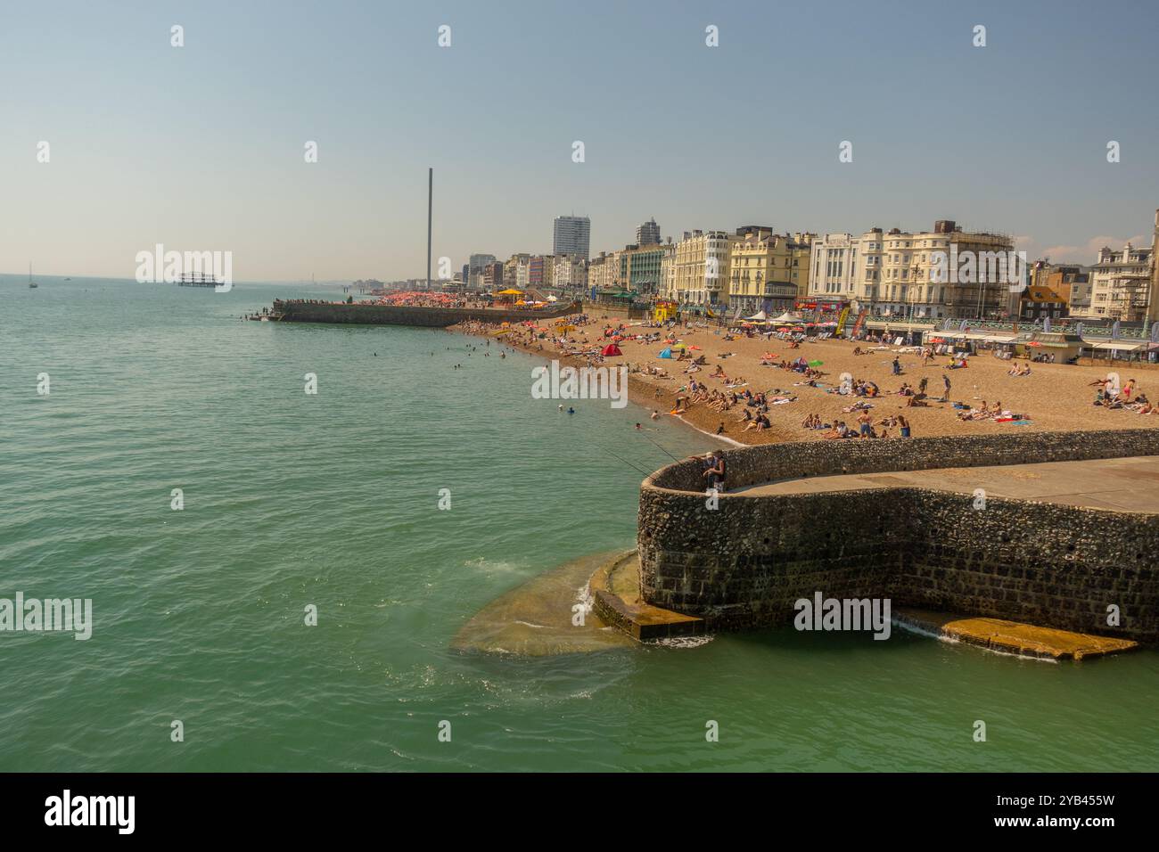 Tourist brighton beach promenade hi-res stock photography and images ...