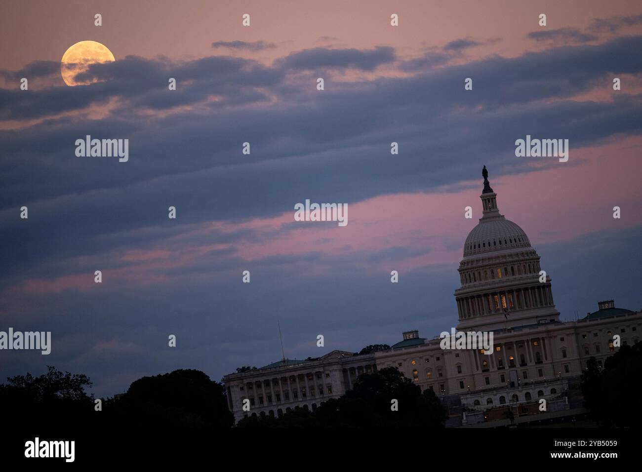 Washington, USA. 16th Oct, 2024. The full “hunter's” moon rises above ...