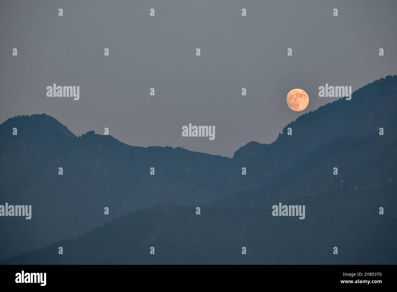 Srinagar, India. 17th Oct, 2024. The biggest and the brightest super ...