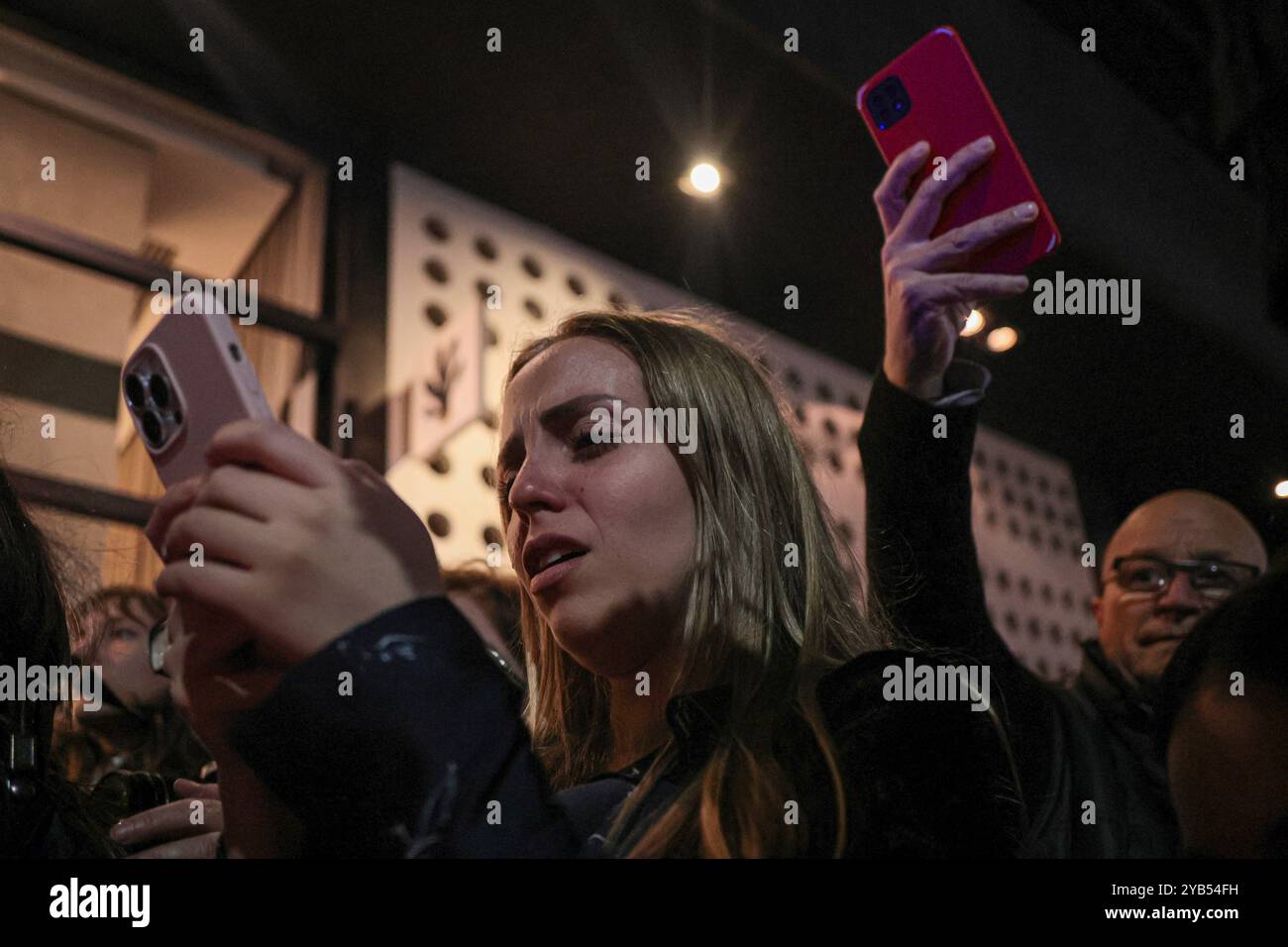 Buenos Aires, Argentina. 16th Oct, 2024. fans cry and light candles for ...
