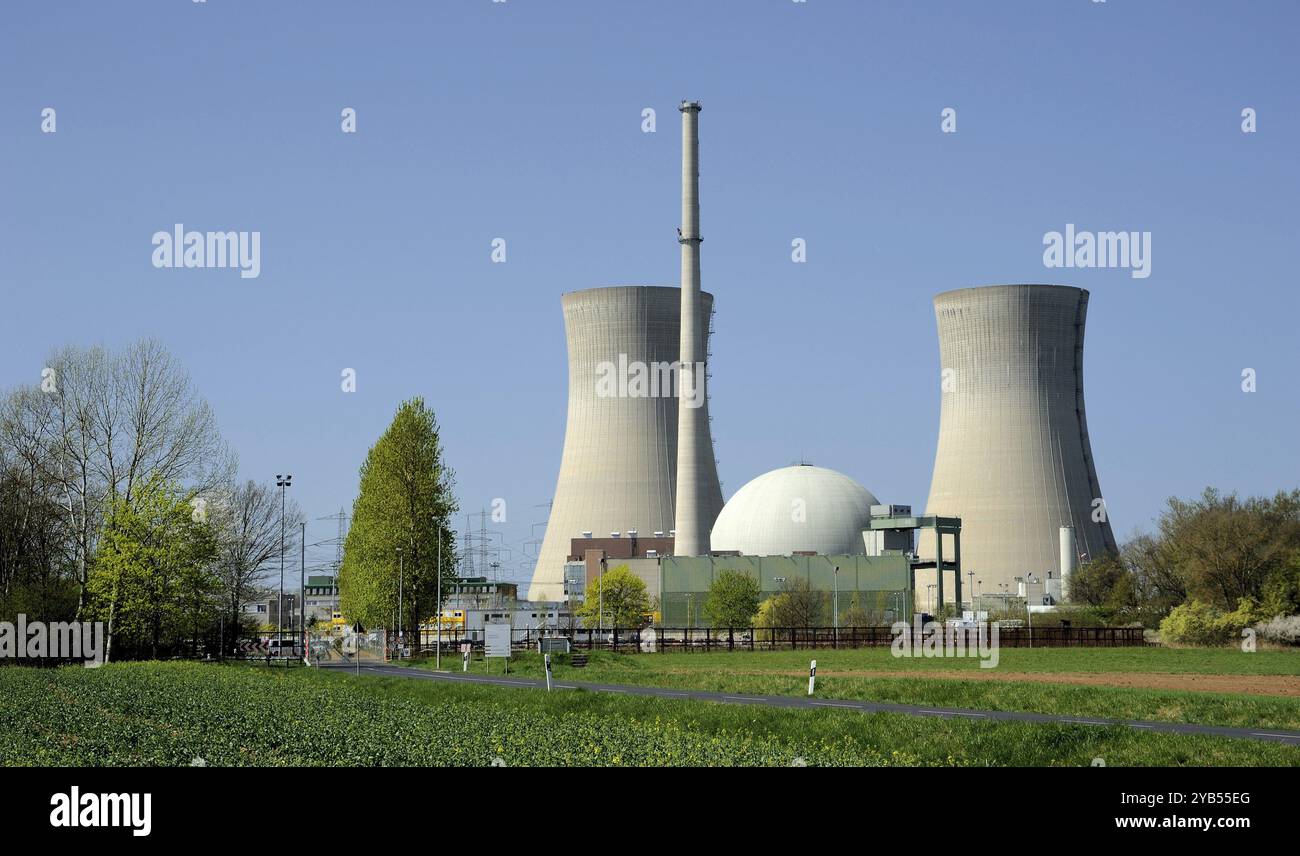 Nuclear power plant with cooling towers Stock Photo - Alamy