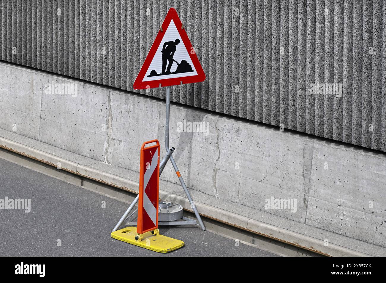 Barrier traffic signs construction hi-res stock photography and images ...