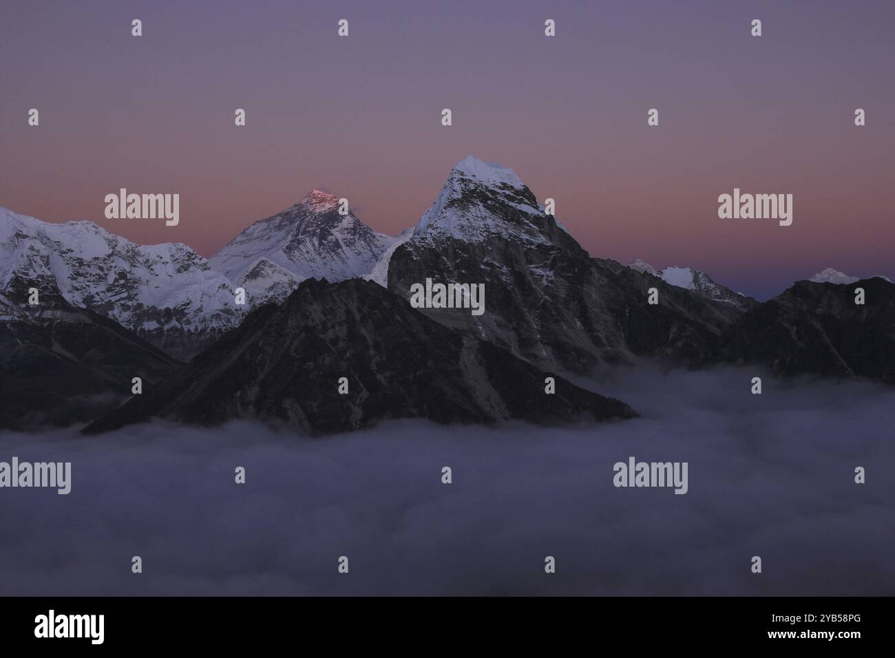 Sunset over everest mountain hi-res stock photography and images - Alamy
