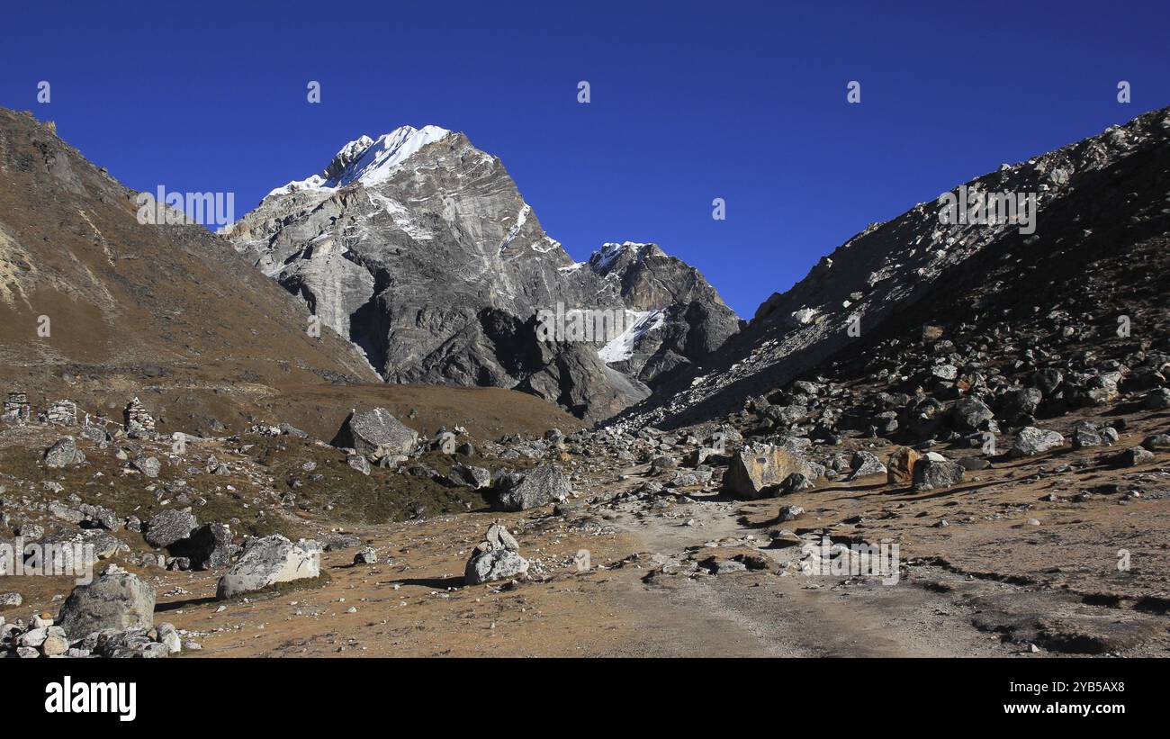 Trail leading towards Lobuche and Mount Lobuche East, Nepal, Asia Stock ...