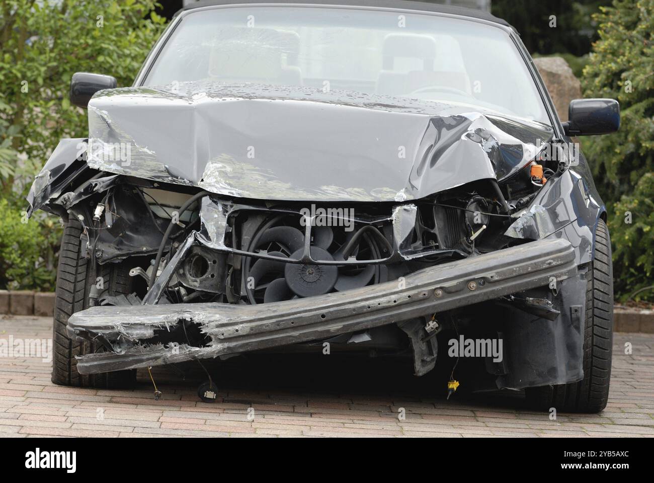 Front of a crashed car Stock Photo - Alamy