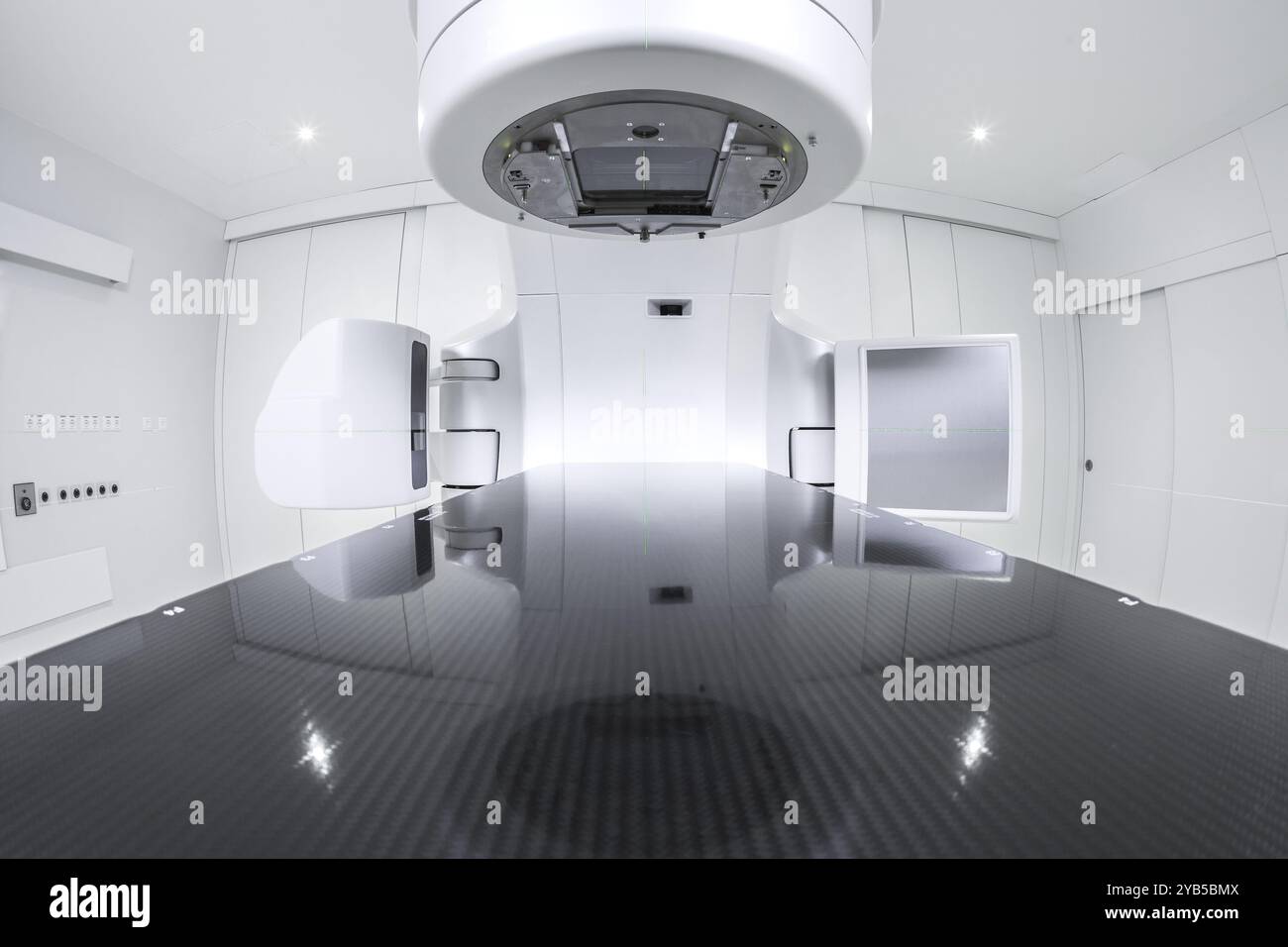 Advanced medical linear accelerator in therapeutic oncology Stock Photo ...