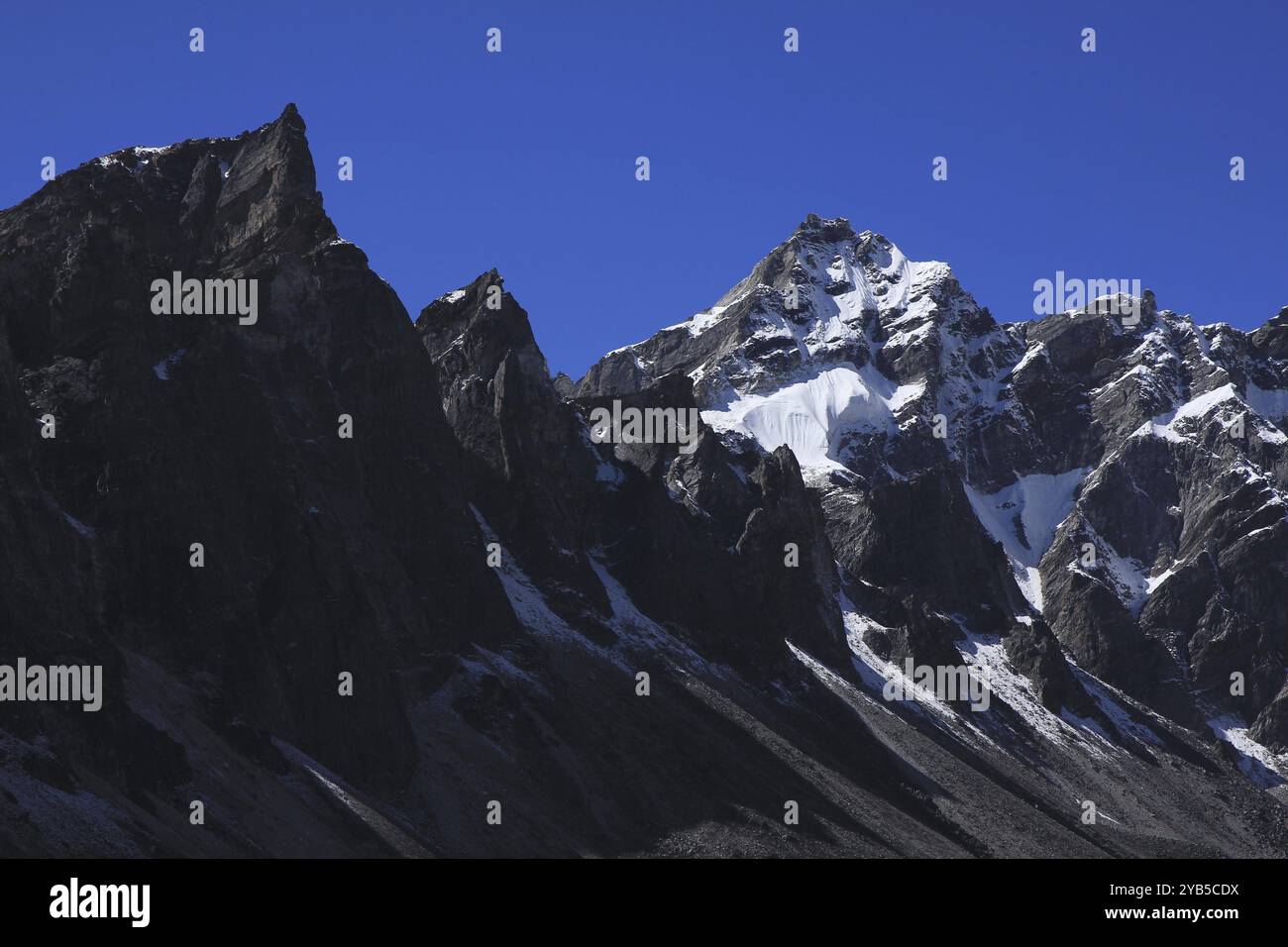 Rugged mountain ridge near Thonak Tsho, Gokyo Valley Stock Photo - Alamy