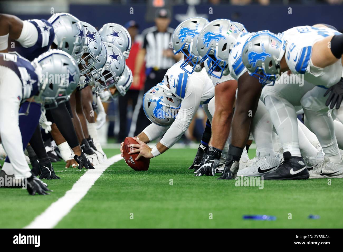 Detroit Lions line of scrimmage during an NFL football game against the ...