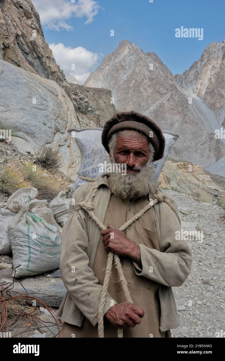 Portrait old pakistani man beard hi-res stock photography and images ...