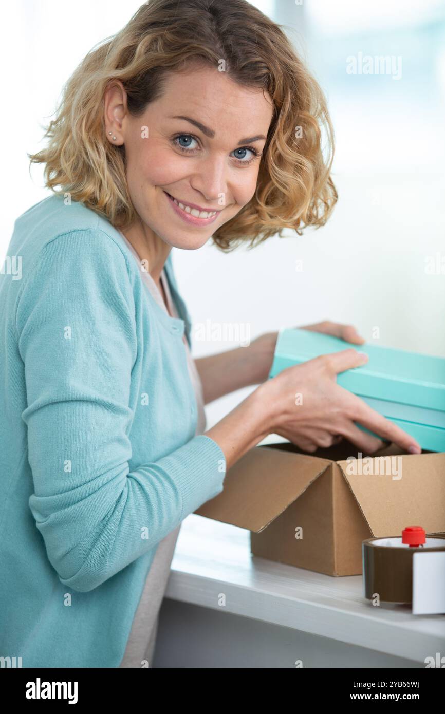 Fitting room girl hi-res stock photography and images - Alamy