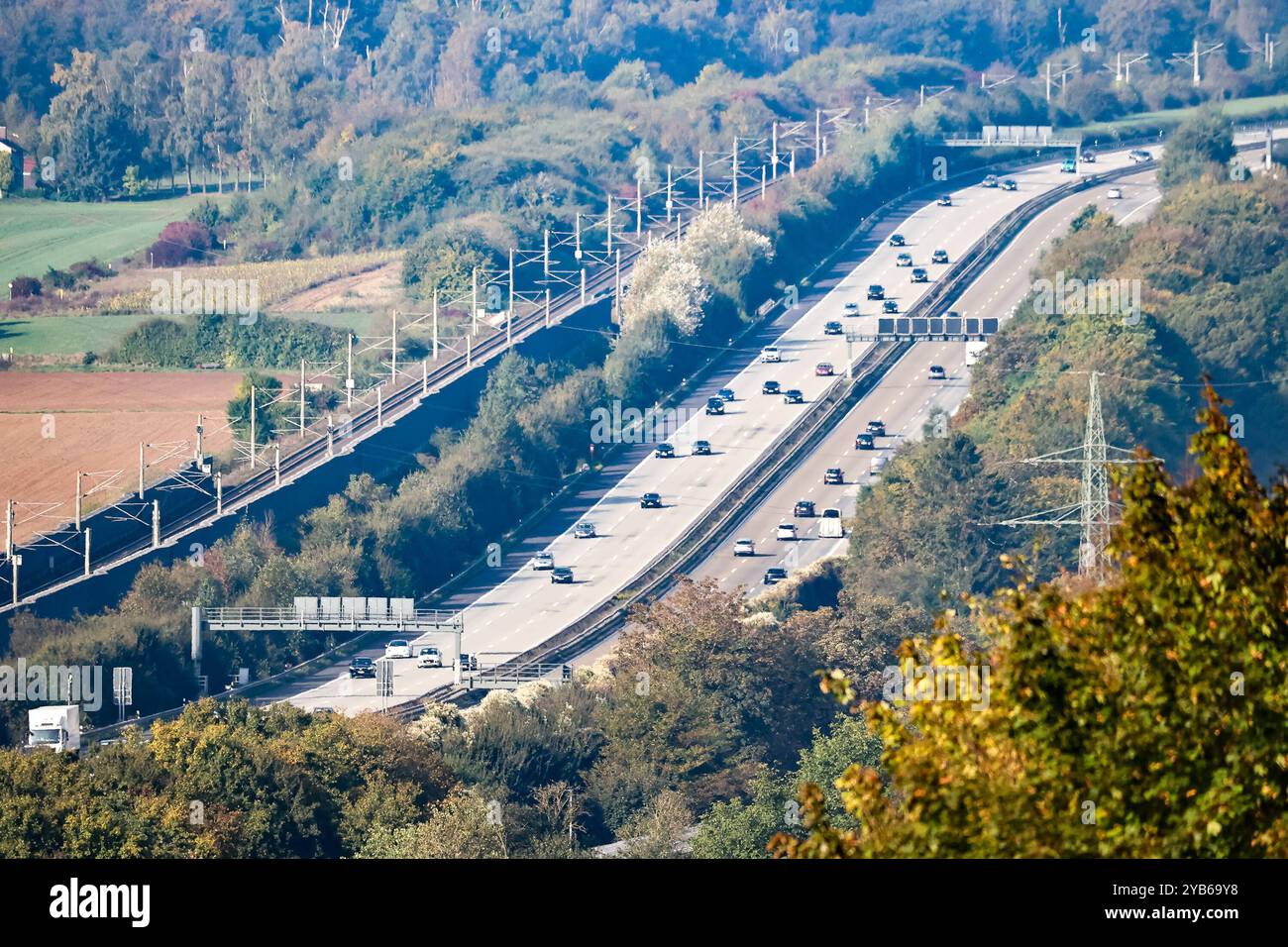 Autobahn, Symbolbild, Verkehrsstraße, Fernverkehr, Schienenverkehr ...