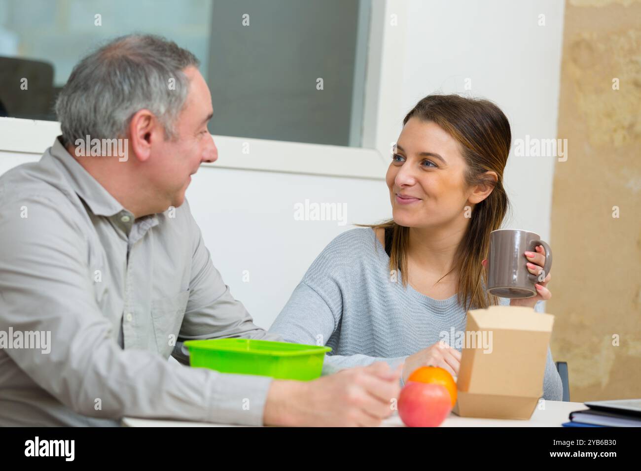 colleagues chatting while eating packed lunches Stock Photo - Alamy