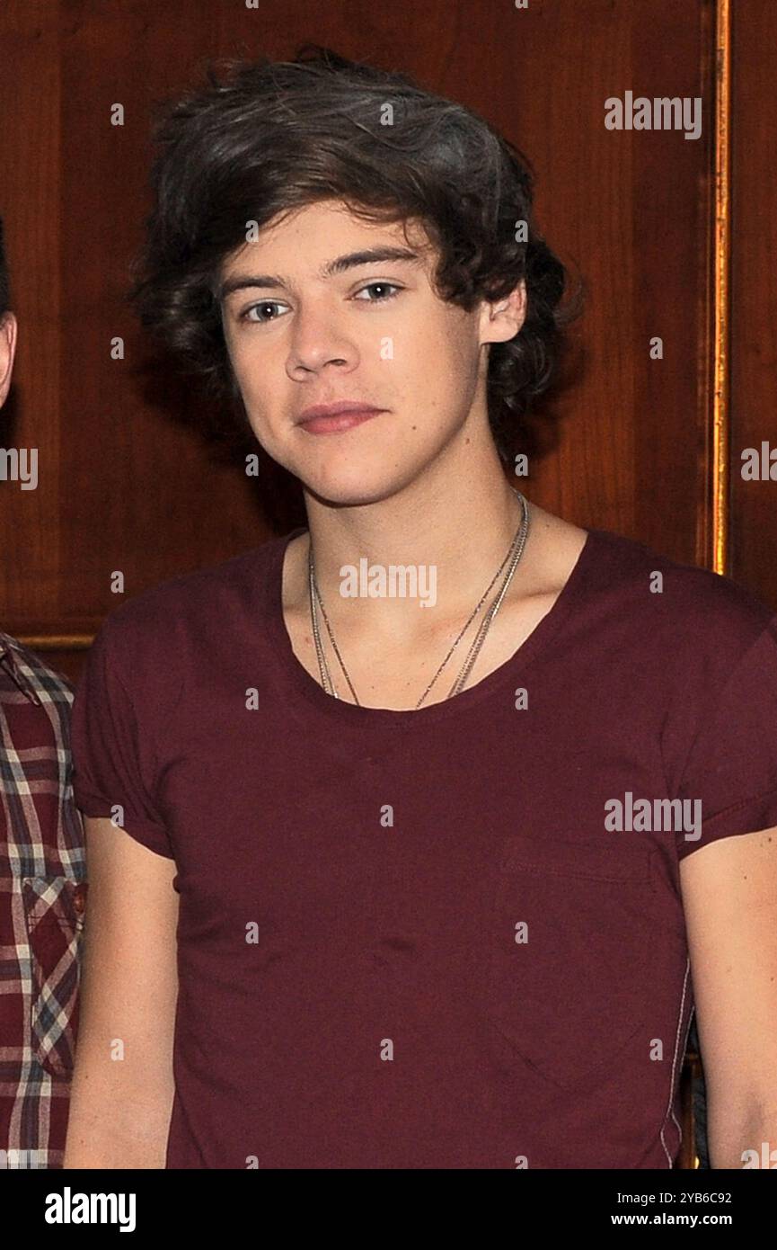 Harry styles images 2012 hi-res stock photography and images - Alamy