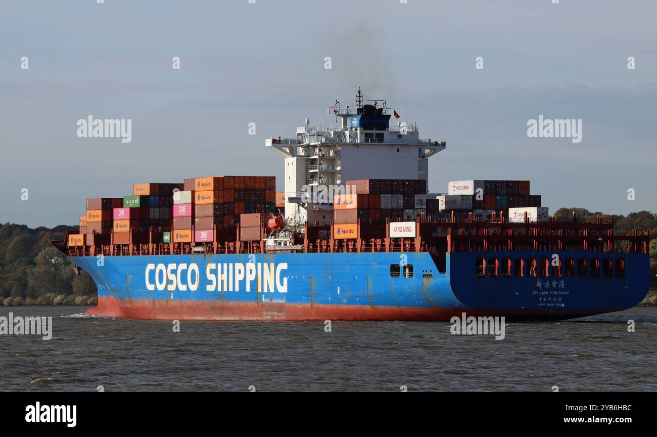 Ein Containerfrachter der Reederei COSCO Shipping verlässt den ...