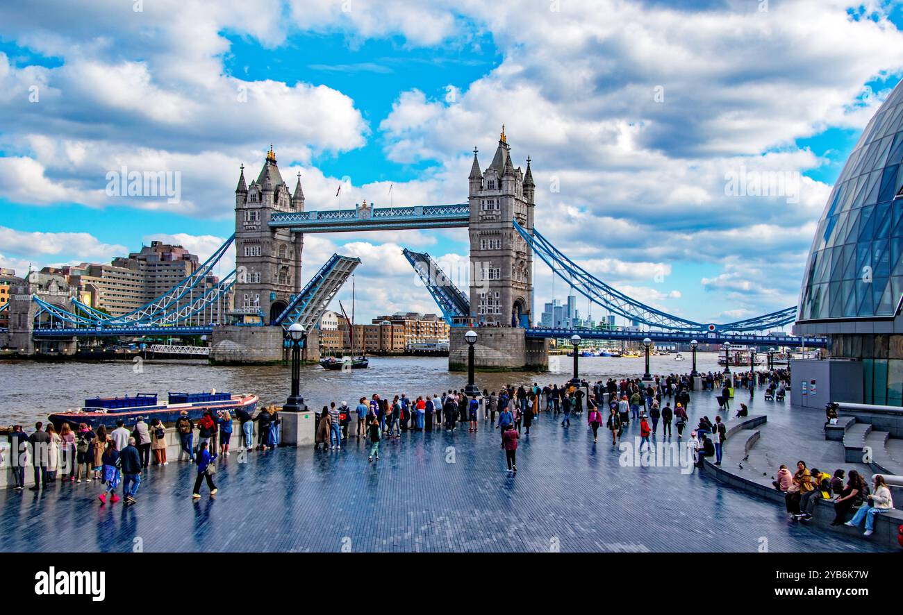 Sailing Barge 'Will' passing under Tower Bridge on the Thames, London ...