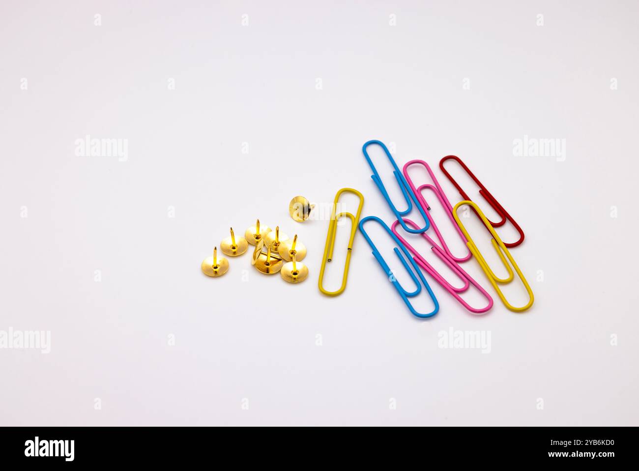Collection of pushpins, paper clips hi-res stock photography and images ...